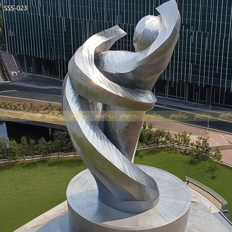 Creative Mirror Polished Figure Sculpture for Urban Landmark