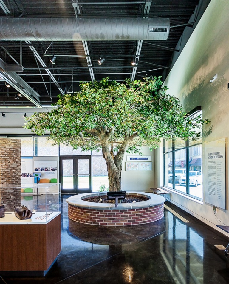 Realistic Fiberglass Artificial Tree Sculptures